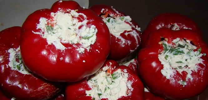 Speca te kuq turshi me djathe dhe vaj ulliri. Gatime tradicionale. Speca te kuq turshi me djathe dhe vaj ulliri. Gatime tradicionale.